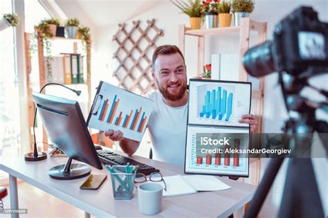 그래픽 차트 를 읽고 해석에 대한 비디오 레슨을 만드는 미소 남성 교습에 대한 스톡 사진 및 기타 이미지 교습 귀여운 남성 Istock