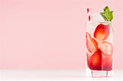 부드러운 현대 분홍색 배경에 향신료 열매 얼음 조각 민트와 줄무늬 밀 짚과 신선한 딸기 칵테일 복사 공간 0명에 대한 스톡 사진 및 기타 이미지 Istock