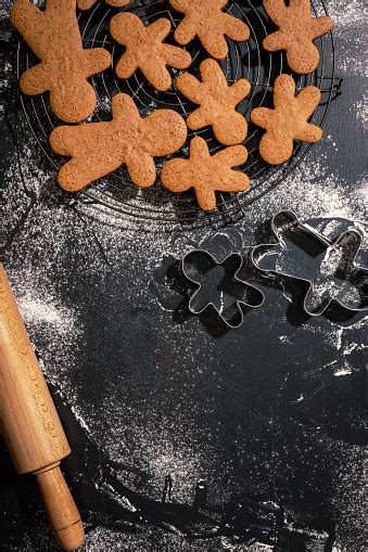 롤링 핀과 남자 모양의 쿠키 커터 상단 보기와 냉각 랙에 신선한 구운 진저 브레드 남자 쿠키 공간을 복사합니다 크리스마스 준비 0명에 대한 스톡 사진 및 기타 이미지
