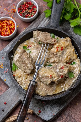 간은 칠리 플레이크와 파슬리를 곁들인 사워 크림으로 조림을 합니다 0명에 대한 스톡 사진 및 기타 이미지 0명 간 내장류