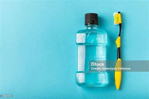파란색 배경에 구강 세정제와 칫솔 텍스트를 위한 공간을 복사합니다 잇몸 질환 및 충치 예방 플랫 레이아웃 상쾌한 숨결 헹굼 0명에 대한 스톡 사진 및 기타 이미지 Istock