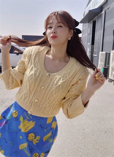 패션엔 채연 46세 나이 못 믿어 대학생 여친 같은 화사한 개나리룩