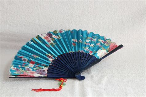 花式转扇子 扇子绕花的基本动作 扇子绕花学 大山谷图库