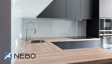 Светло серый фартук из жаропрочного закаленного стекла для серой кухни со столешницей под