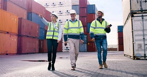 국제 제품 무역을 위해 화물 도크에서 컨테이너로 운송 공급망 및 물류 팀 글로벌 상업 수출을 위한 화물 재고를 가진 그룹 유통