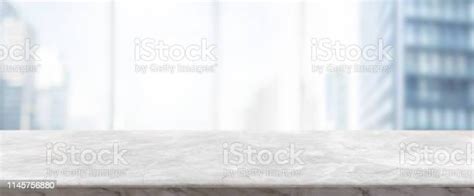 빈 흰색 대리석 돌 테이블 상단 및 흐림 유리 창 벽 건물 배너를 모의 배경귀하의 제품을 표시 하거나 몽타주에 사용할 수 있습니다 0명에 대한 스톡 사진 및 기타 이미지