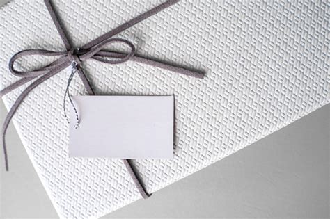 발렌타인 선물 로맨틱 한 커플을위한 선물 상자와 빨간 리본 선물 상자와 발렌타인 선물 태그와 리본 가격에 대한 스톡 사진 및