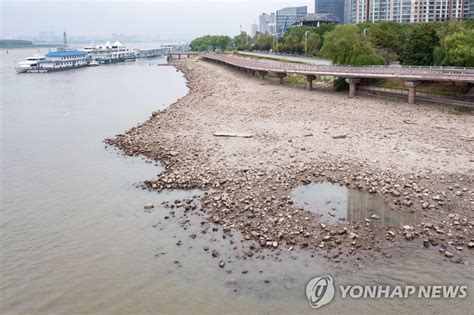 극심한 가뭄에 수량 줄어든 중국 양쯔강 연합뉴스