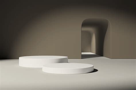 어두운 방에 위치한 두 개의 흰색 원형 연단과 조명이 켜진 공간으로 이어지는 아치가 있습니다 0명에 대한 스톡 사진 및 기타 이미지 Istock