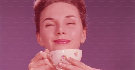 미국 1960년대경 뜨거운 음료를 마시는 여성 사진 Unsplash의 오지그릇 이미지