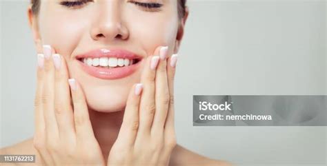 완벽 한 여자 미소와 잘 손질 된 손 프렌치 매니큐어와 핑크 립 글로스 메이크업 손톱에 대한 스톡 사진 및 기타 이미지 손톱 입술 여자 Istock