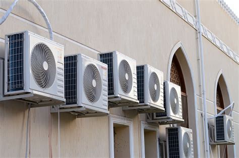 방의 냉방 및 환기를 위한 샤프 에어컨 압축기 천장 실외 외기 사카이에 있는 일본 전자 회사 샤프 주식회사 에어컨에 대한 스톡 사진 및 기타 이미지 Istock