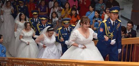 Онцгой байдлын зургаан албан хаагч Гэрлэх ёслолын ордонд хуримлалаа