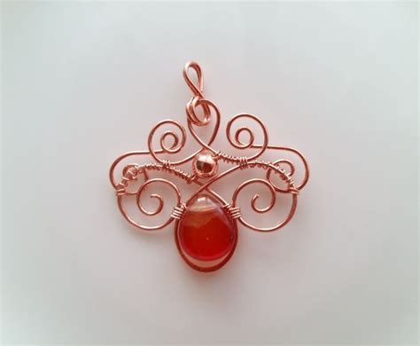 Кулон из медной проволоки с красным агатом