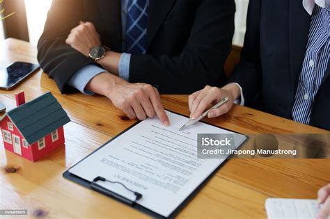 보증 모기지 서명 대출에 대한이자 부동산 중개인은 주택 구매 및 토지 및 계약 서류에 서명하기 위해 고객과 계약을 맺고 있습니다 2명에 대한 스톡 사진 및 기타 이미지