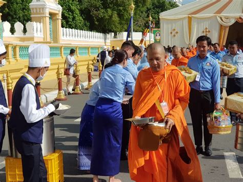 ស ស យ ក ប្រារព្ធព្រះរាជពិធីចម្រើនព្រះជន្ម សម្តេចព្រះមហាក្សត្រី នរោត្តម