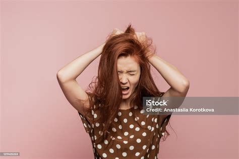 핑크 스튜디오 배경에 비명을 지르는 감정적 인 화가 여자를 울고 감정적이고 젊은 얼굴 여성 하프 길이 초상화 공격성에 대한 스톡 사진 및 기타 이미지 Istock