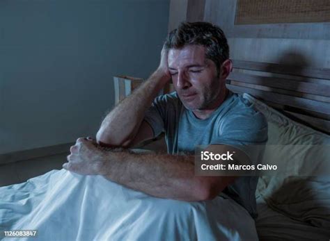 침대에 누워 걱정 하 고 사려깊은 집에서 침실 우울증 문제 느낌 몸이 고통 및 절망 실의 관계 이혼 후 젊은 슬 프 고 우울 잠 못 드는 남자 30 39세에 대한 스톡 사진