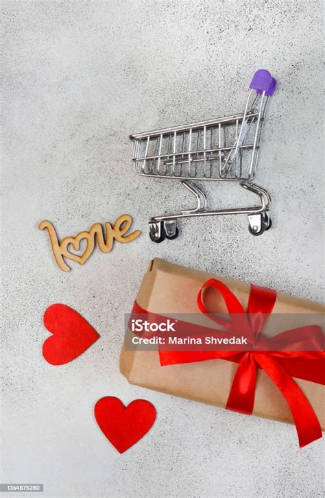 발렌타인 데이 인사말 카드 빨간 리본과 나무 장식모양 하트 에코 크래프트 패키지 와 제로 폐기물 휴일 축제 선물 상자 0명에