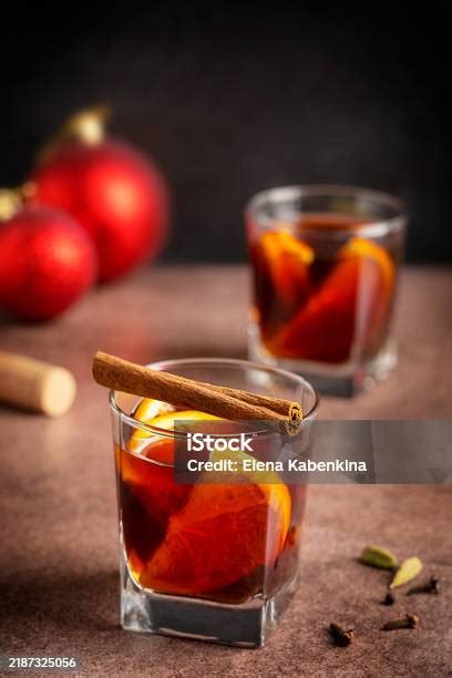 싸구려와 함께 테이블에 오렌지 조각과 계피를 곁들인 유리잔에 겨울 뜨거운 향신료 전통적인 레드 Mulled 와인 0명에 대한 스톡 사진 및 기타 이미지 Istock
