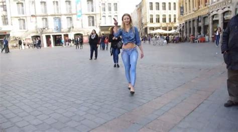 Une Fille Qui Se Promène Nu I Screamfr