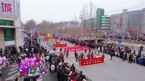 博山区人民政府 图片新闻 博山锣鼓闹元宵 扮玩舞十五