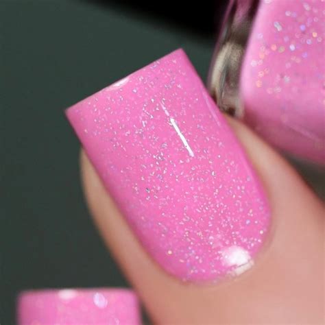 Рожеві блискучі нігті 61 фото