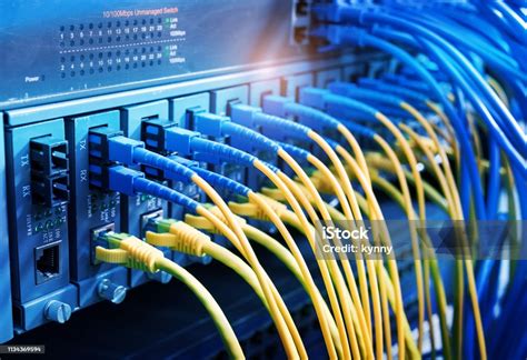 광섬유 케이블 및 Utp 네트워크 케이블 컴퓨터 네트워크에 대한 스톡 사진 및 기타 이미지 컴퓨터 네트워크 연결 광섬유의