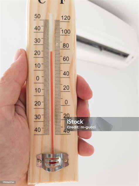 거실 내부의 흰색 벽에 현대적인 에어컨 장치와 온도계 및 온도 측정 가정 생활에 대한 스톡 사진 및 기타 이미지 가정 생활