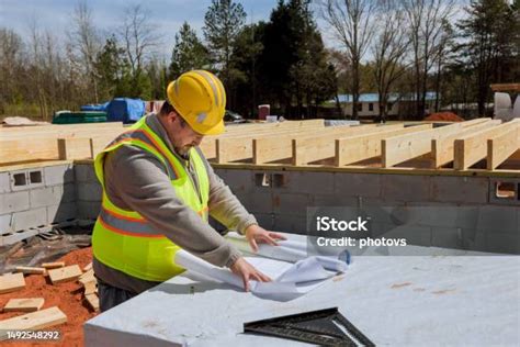 안전모와 안전조끼를 입고 주택 건설 프로젝트의 진행 상황을 확인하는 감독자입니다 45 49세에 대한 스톡 사진 및 기타 이미지 45 49세 가정 생활 개발 Istock