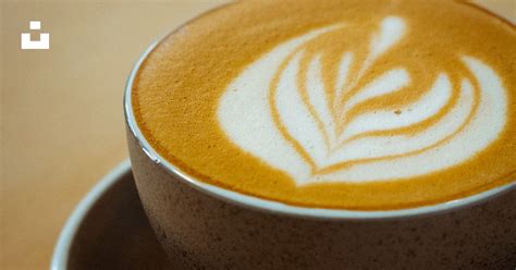 갈색과 흰색 하트 모양의 커피가 있는 흰색 세라믹 컵 사진 Unsplash의 무료 러시아 이미지