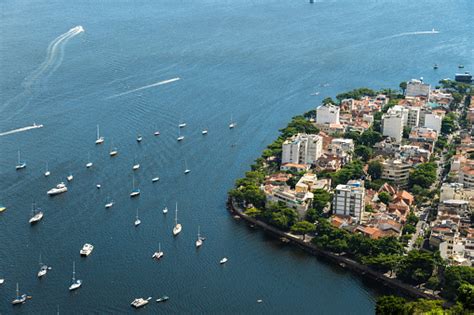 브라질 리우데자네이루의 우르카 지역의 공중 전경과 오래된 건물 과나바라 만의 보트와 나무와 언덕으로 가득한 풍경으로 둘러싸여 있습니다 0명에 대한 스톡 사진 및 기타 이미지