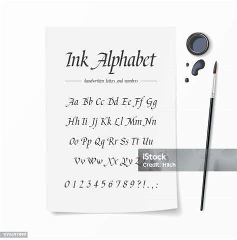 범용 필기 글꼴입니다 손으로 그린 알파벳 브러쉬 펜으로 작성 책상 상단보기 모형에 흰색 종이 잉크 웰 잉크 방울 빈티지 벡터