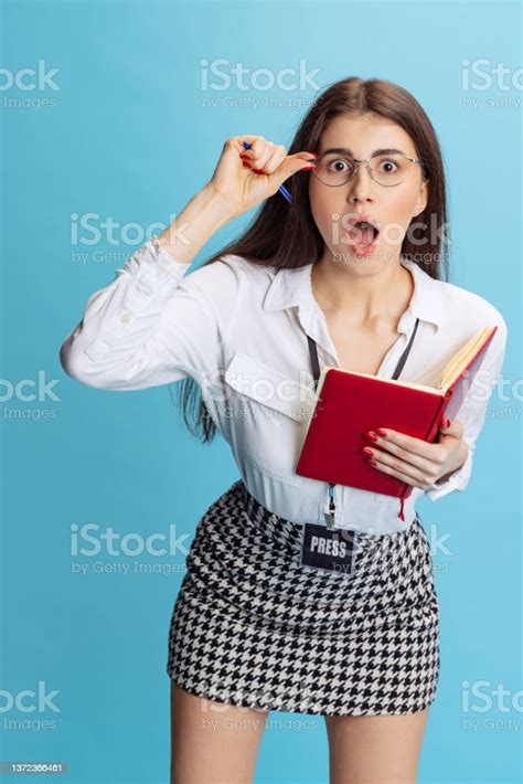 충격 어린 아름다운 소녀의 초상화 펜과 일기를 가진 여성 기자 파란색 배경에 고립 된 메모장 소셜 미디어 언론 뉴스 정보 감정의 개념 20 24세에 대한 스톡 사진 및 기타