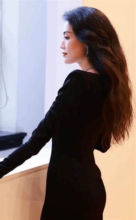 岁月不败美人：46岁舒淇一袭黑裙走红毯，美得太特别 知乎