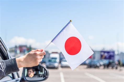 일본을 들고 있는 소년 쇼핑몰 주차장의 열린 차 창에서 깃발 개념 개념에 대한 스톡 사진 및 기타 이미지 개념 관광 관광객 Istock