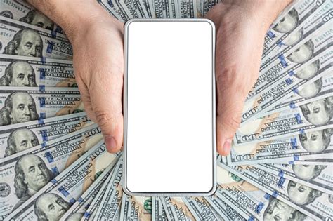 텍스트와 디자인을 위한 빈 스마트폰 화면 스마트 폰을 통해 수익성과 수익을 축적한다는 개념 달러 지폐와 스마트폰을 손에 들고