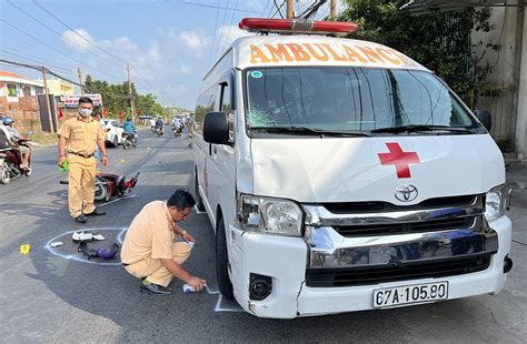 Hiện Trường Xe Cứu Thương Va Chạm Xe Máy Khiến Người đàn ông Tử Vong Tại Chỗ Phụ Nữ And Gia Đình