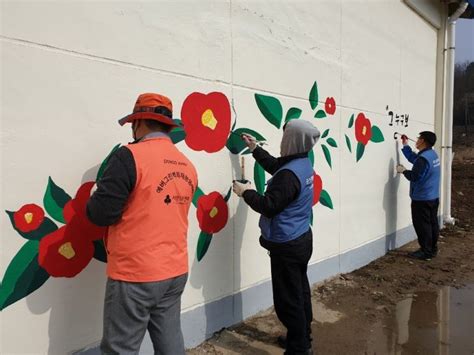 광양제철소 ‘에버그린 벽화재능봉사단이 옥룡사지에 피워낸 동백꽃 아시아경제