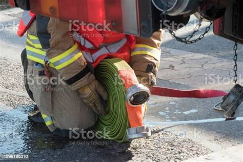 ท่อดับเพลิงเพื่อดับไฟและเปลวไฟ ภาพสต็อก ดาวน์โหลดรูปภาพตอนนี้ นักผจญเพลิง ประเทศออสเตรีย