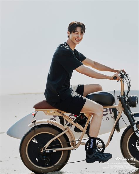 더쿠 오늘 새로뜬 변우석 디스커버리 컬렉션 화보 2컷