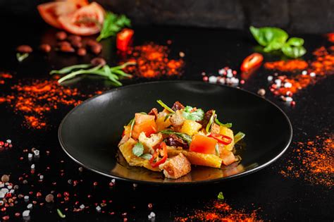 스페인 요리 개념입니다 쵸 릿 죠 소시지 오렌지 토마토 바게트 타 라 곤 올리브유와 함께 스페인 샐러드 테이블에 멋진 와인의 유리입니다 배경 이미지입니다 복사 공간 감자