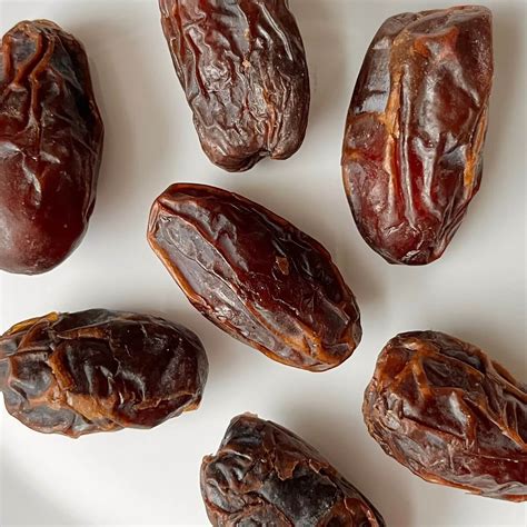 Deglet Noor Vs Medjool Dates What Are The Differences A Sweet