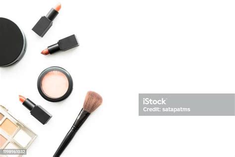 립스틱 아이 섀도우 팔레트 홍당무 파우더와 브러시로 메이크업 뷰티 화장품의 플랫 레이 이미지 텍스트에 대한 복사 공간이 있는 맨 위 보기입니다 0명에 대한 스톡 사진 및