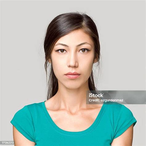 Wanita Muda Membuat Ekspresi Wajah Kosong Foto Stok Unduh Gambar