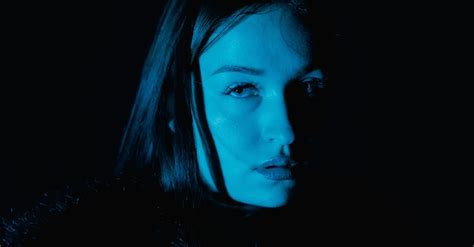 강렬한 시선 검은색 배경 그림자 극적인 조명 나타내는 낮은 키 조명 독창적 인 조명 드라마틱한 매력적인 샷 모피 코트 무드 조명 미스터리한 밤 밤