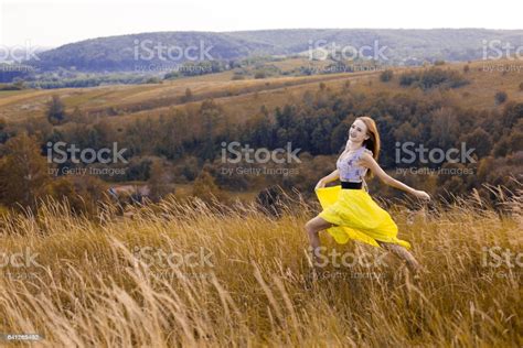 행복 한 장난 젊은 예쁜 여자 좋은 생활에 방법에 녹색 노란색 밀 분야에서 실행 여름 여름에서에서 행복 한 모험입니다 필드에서 실행 빛 노란색 드레스를 입고 밝은 웃는 소녀
