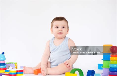 아기 교육 장난감 아이는 흰색 배경 어린이 교육에 다채로운 나무 장난감을 재생 개발에 대한 스톡 사진 및 기타 이미지 개발 공부 교육 Istock