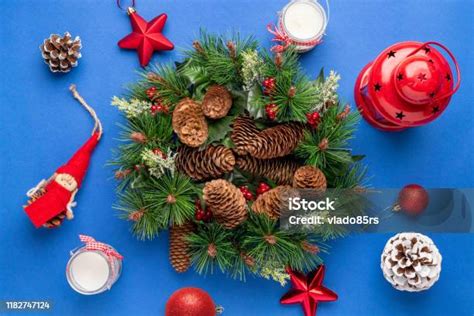 빛나는 공 별 소나무 콘 인형 양초와 랜턴으로 둘러싸인 전나무 가지와 원추형 크리스마스 장식 0명에 대한 스톡 사진 및 기타 이미지 Istock