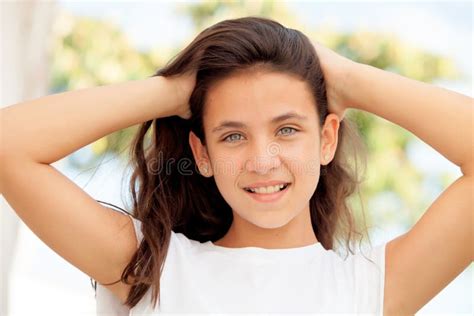 Девушка подростка с усмехаться голубых глазов Стоковое Фото изображение насчитывающей волосы